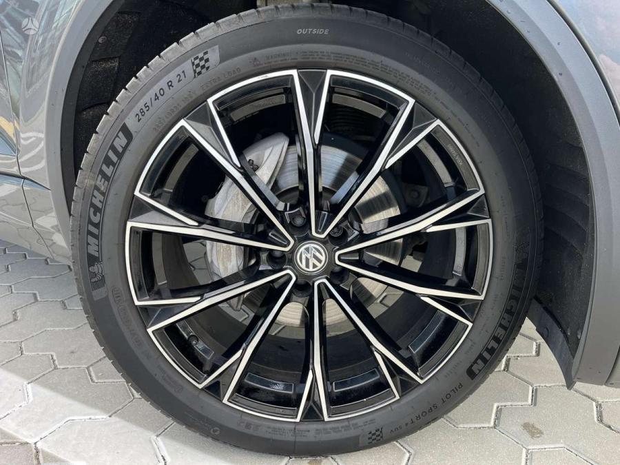Grey Volkswagen Touareg 2024 in Vilnius, with an engine capacity of 2.97 L and mileage of 59 thousand km for 50250 €, photo 28 on AUTOMOTO.COM.LV