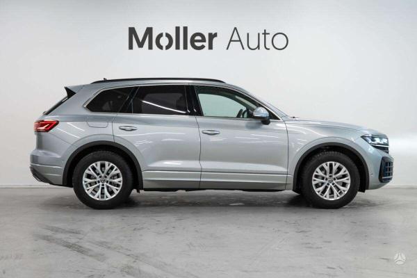 Grey Volkswagen Touareg 2025 in Vilnius, with an engine capacity of 3.00 L and mileage of 41 thousand km for 55900 €, photo 4 on AUTOMOTO.COM.LV