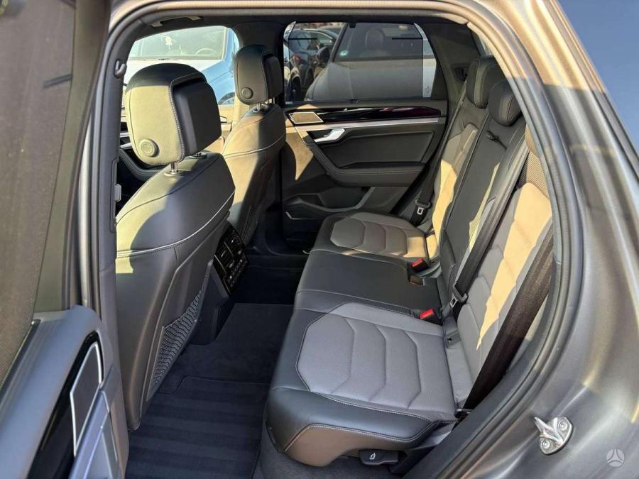 Pelēks Volkswagen Touareg 2025 Viļņa, ar dzinēja tilpumu 2.97 L un nobraukumu 17 tūkst. km par 75500 €, foto 20 vietnē AUTOMOTO.COM.LV