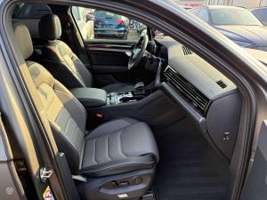 Pelēks Volkswagen Touareg 2025 Viļņa, ar dzinēja tilpumu 2.97 L un nobraukumu 17 tūkst. km par 75500 €, foto 22 vietnē AUTOMOTO.COM.LV