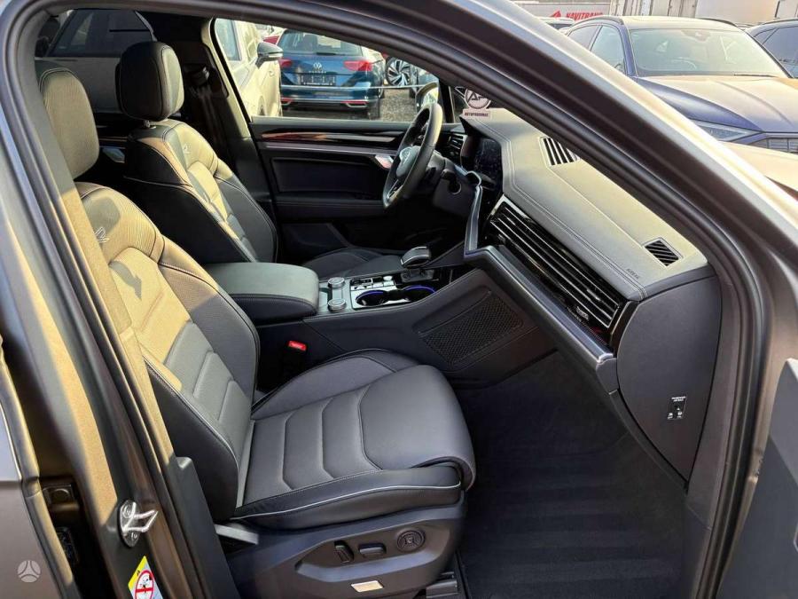 Pelēks Volkswagen Touareg 2025 Viļņa, ar dzinēja tilpumu 2.97 L un nobraukumu 17 tūkst. km par 75500 €, foto 22 vietnē AUTOMOTO.COM.LV