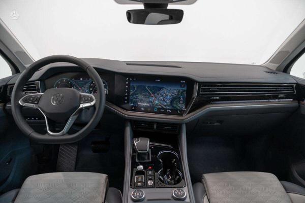 Grey Volkswagen Touareg 2025 in Vilnius, with an engine capacity of 3.00 L and mileage of 41 thousand km for 55900 €, photo 9 on AUTOMOTO.COM.LV