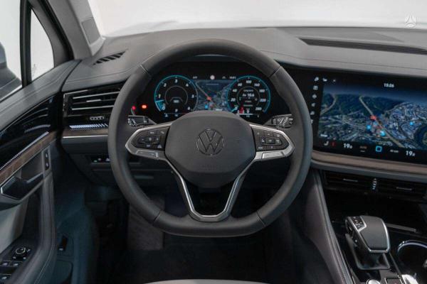 Grey Volkswagen Touareg 2025 in Vilnius, with an engine capacity of 3.00 L and mileage of 41 thousand km for 55900 €, photo 10 on AUTOMOTO.COM.LV