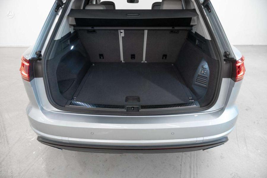 Pelēks Volkswagen Touareg 2025 Viļņa, ar dzinēja tilpumu 3.00 L un nobraukumu 41 tūkst. km par 55900 €, foto 22 vietnē AUTOMOTO.COM.LV