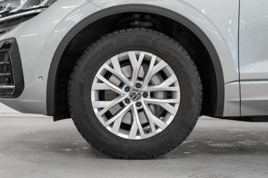 Pelēks Volkswagen Touareg 2025 Viļņa, ar dzinēja tilpumu 3.00 L un nobraukumu 41 tūkst. km par 55900 €, foto 25 vietnē AUTOMOTO.COM.LV