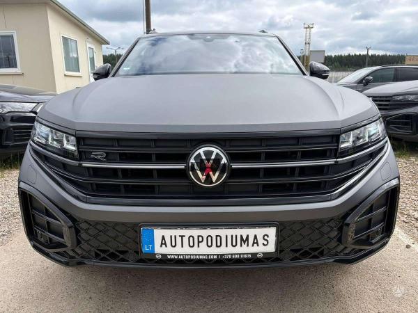 Grey Volkswagen Touareg 2025 in Vilnius, with an engine capacity of 2.97 L and mileage of 31 thousand km for 61900 €, photo 4 on AUTOMOTO.COM.LV