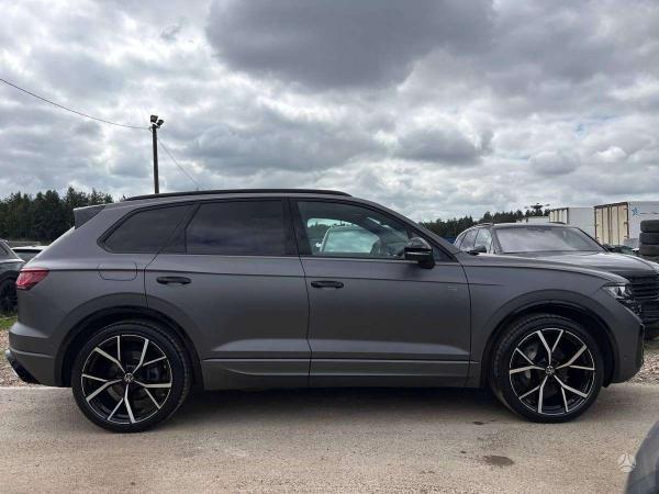 Grey Volkswagen Touareg 2025 in Vilnius, with an engine capacity of 2.97 L and mileage of 31 thousand km for 61900 €, photo 5 on AUTOMOTO.COM.LV
