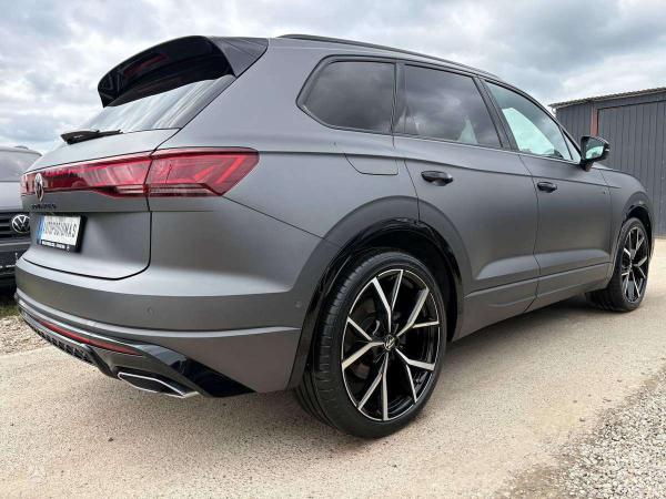 Grey Volkswagen Touareg 2025 in Vilnius, with an engine capacity of 2.97 L and mileage of 31 thousand km for 61900 €, photo 7 on AUTOMOTO.COM.LV
