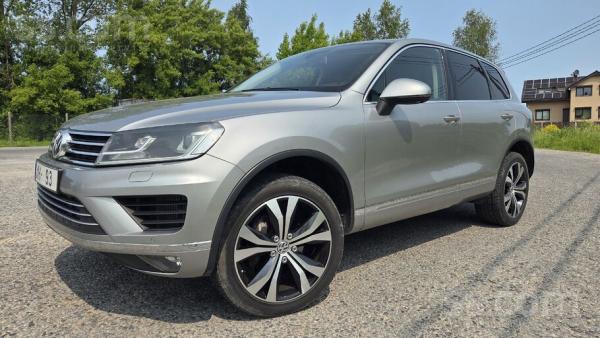 Grey Volkswagen Touareg 2015 in Riga, with an engine capacity of 3.00 L and mileage of 280 thousand km for 16200 €, photo 3 on AUTOMOTO.COM.LV