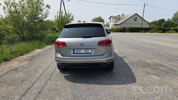 Grey Volkswagen Touareg 2015 in Riga, with an engine capacity of 3.00 L and mileage of 280 thousand km for 16200 €, photo 8 on AUTOMOTO.COM.LV