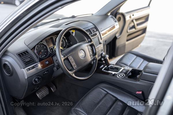 Pelēks Volkswagen Touareg 2004 Tallina, ar dzinēja tilpumu 4.20 L un nobraukumu 324 tūkst. km par 3499 €, foto 10 vietnē AUTOMOTO.COM.LV