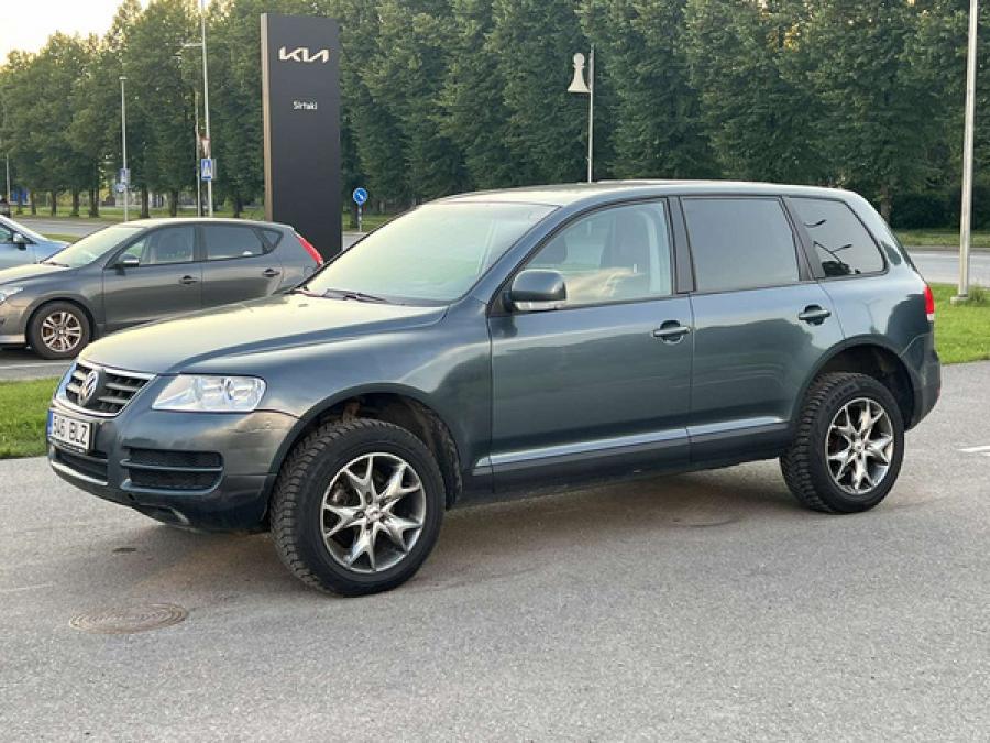 Pelēks Volkswagen Touareg 2004 Narva, ar dzinēja tilpumu 2.50 L un nobraukumu 355 tūkst. km par 1499 €, foto 1 vietnē AUTOMOTO.COM.LV