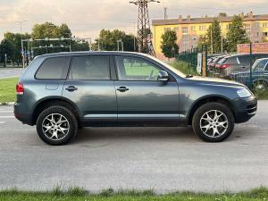 Pelēks Volkswagen Touareg 2004 Narva, ar dzinēja tilpumu 2.50 L un nobraukumu 355 tūkst. km par 1499 €, foto 6 vietnē AUTOMOTO.COM.LV