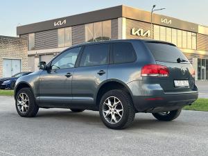 Pelēks Volkswagen Touareg 2004 Narva, ar dzinēja tilpumu 2.50 L un nobraukumu 355 tūkst. km par 1499 €, foto 7 vietnē AUTOMOTO.COM.LV