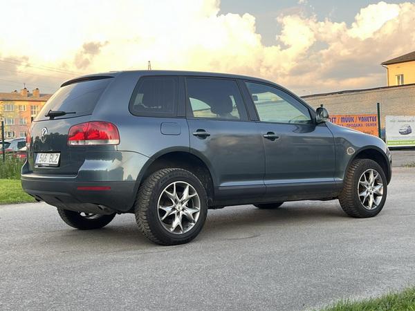 Pelēks Volkswagen Touareg 2004 Narva, ar dzinēja tilpumu 2.50 L un nobraukumu 355 tūkst. km par 1499 €, foto 7 vietnē AUTOMOTO.COM.LV