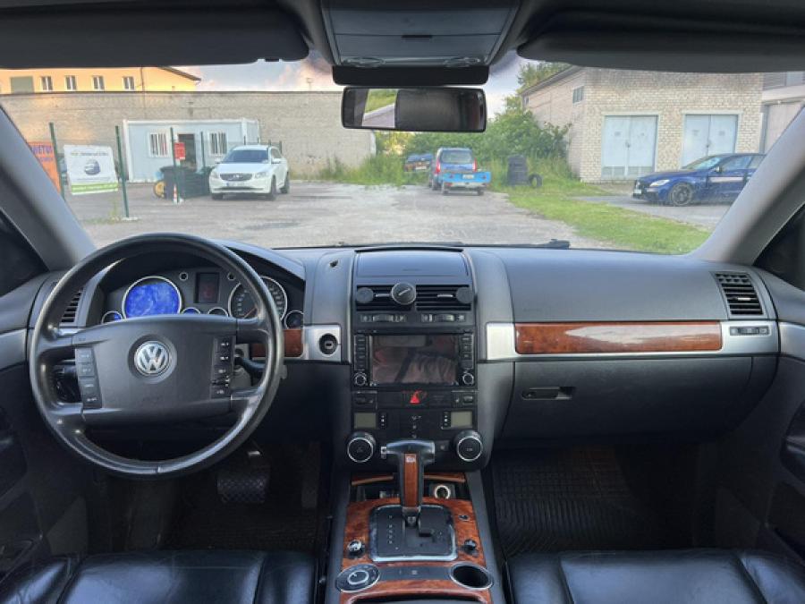 Pelēks Volkswagen Touareg 2004 Narva, ar dzinēja tilpumu 2.50 L un nobraukumu 355 tūkst. km par 1499 €, foto 10 vietnē AUTOMOTO.COM.LV