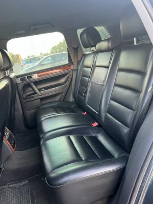 Pelēks Volkswagen Touareg 2004 Narva, ar dzinēja tilpumu 2.50 L un nobraukumu 355 tūkst. km par 1499 €, foto 12 vietnē AUTOMOTO.COM.LV