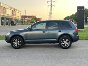 Pelēks Volkswagen Touareg 2004 Narva, ar dzinēja tilpumu 2.50 L un nobraukumu 355 tūkst. km par 1499 €, foto 16 vietnē AUTOMOTO.COM.LV