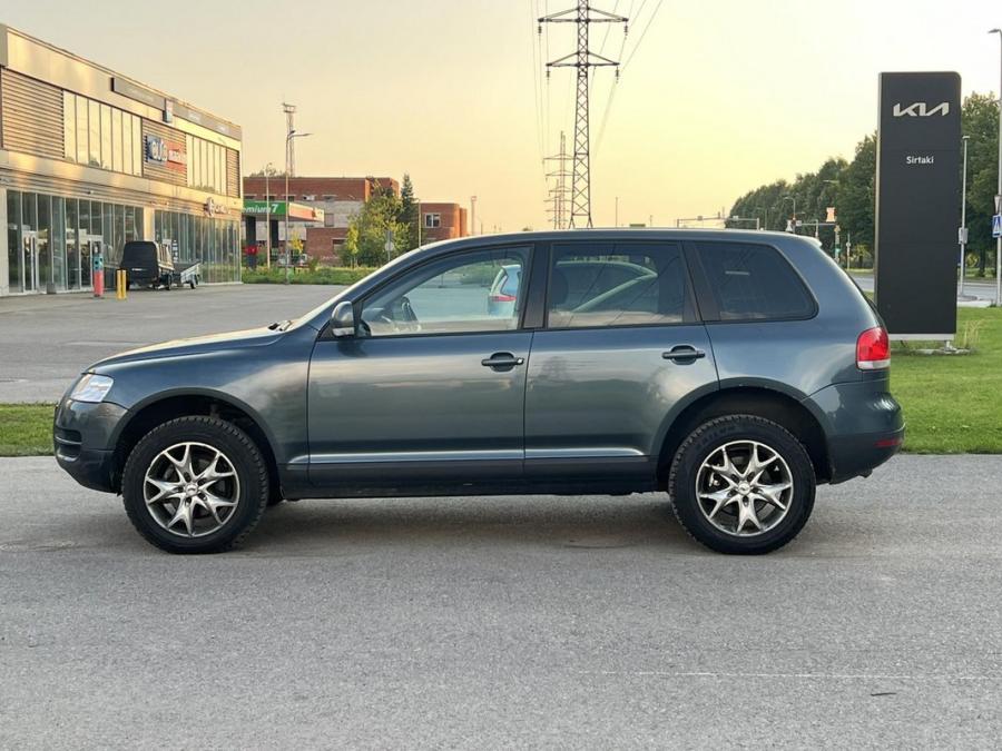 Pelēks Volkswagen Touareg 2004 Narva, ar dzinēja tilpumu 2.50 L un nobraukumu 355 tūkst. km par 1499 €, foto 16 vietnē AUTOMOTO.COM.LV