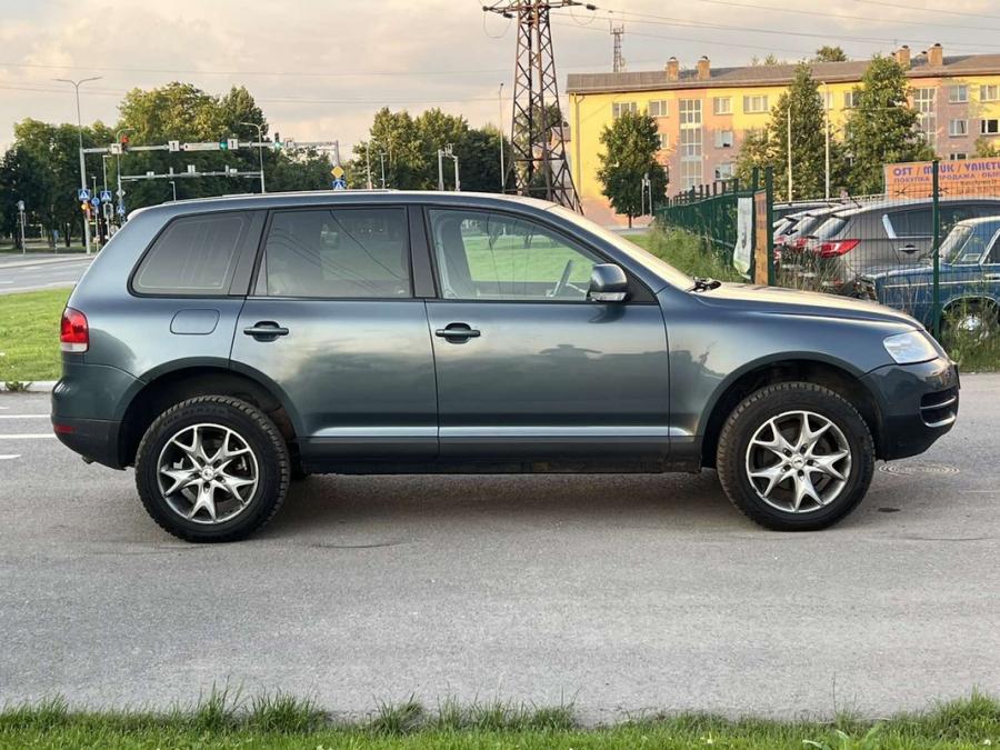 Pelēks Volkswagen Touareg 2004 Narva, ar dzinēja tilpumu 2.50 L un nobraukumu 355 tūkst. km par 1499 €, foto 17 vietnē AUTOMOTO.COM.LV