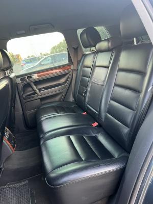 Pelēks Volkswagen Touareg 2004 Narva, ar dzinēja tilpumu 2.50 L un nobraukumu 355 tūkst. km par 1499 €, foto 23 vietnē AUTOMOTO.COM.LV