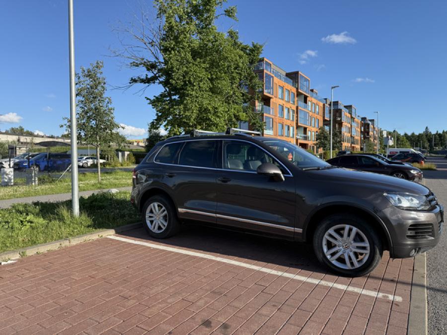 Pelēks Volkswagen Touareg 2012 Tallina, ar dzinēja tilpumu 3.00 L un nobraukumu 340 tūkst. km par 11490 €, foto 4 vietnē AUTOMOTO.COM.LV