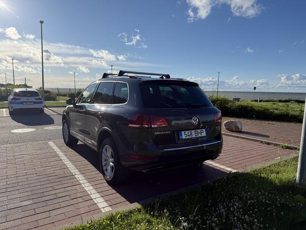 Grey Volkswagen Touareg 2012 in Tallinn, with an engine capacity of 3.00 L and mileage of 340 thousand km for 11490 €, photo 4 on AUTOMOTO.COM.LV