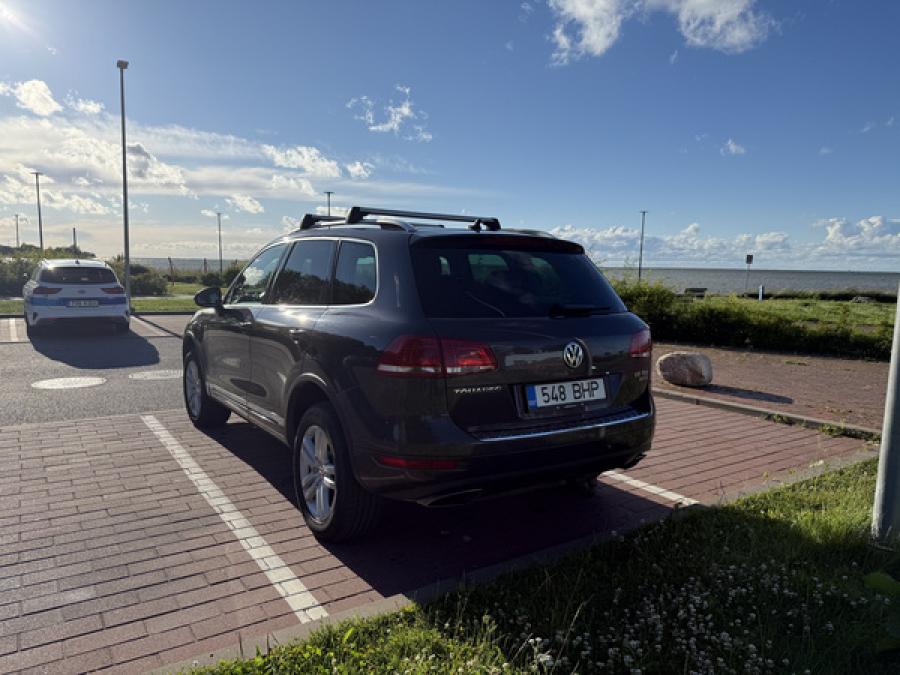 Pelēks Volkswagen Touareg 2012 Tallina, ar dzinēja tilpumu 3.00 L un nobraukumu 340 tūkst. km par 11490 €, foto 5 vietnē AUTOMOTO.COM.LV