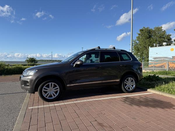 Grey Volkswagen Touareg 2012 in Tallinn, with an engine capacity of 3.00 L and mileage of 340 thousand km for 11490 €, photo 5 on AUTOMOTO.COM.LV