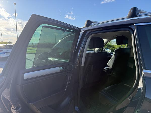 Grey Volkswagen Touareg 2012 in Tallinn, with an engine capacity of 3.00 L and mileage of 340 thousand km for 11490 €, photo 8 on AUTOMOTO.COM.LV