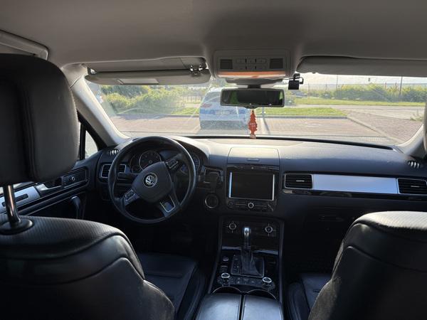 Grey Volkswagen Touareg 2012 in Tallinn, with an engine capacity of 3.00 L and mileage of 340 thousand km for 11490 €, photo 10 on AUTOMOTO.COM.LV