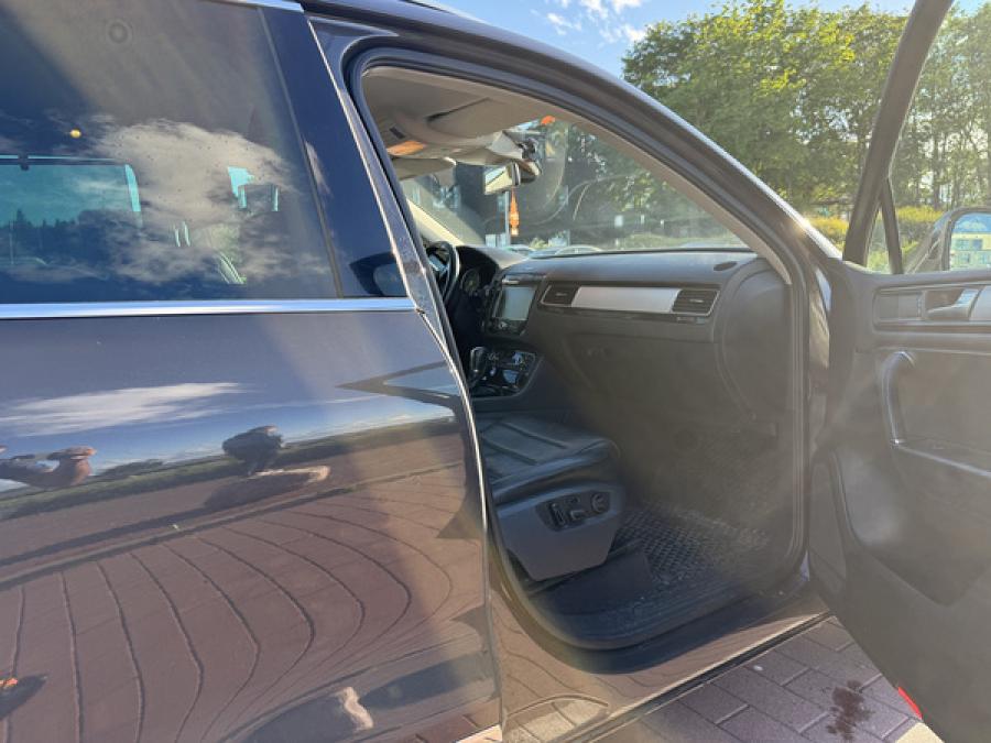 Pelēks Volkswagen Touareg 2012 Tallina, ar dzinēja tilpumu 3.00 L un nobraukumu 340 tūkst. km par 11490 €, foto 13 vietnē AUTOMOTO.COM.LV