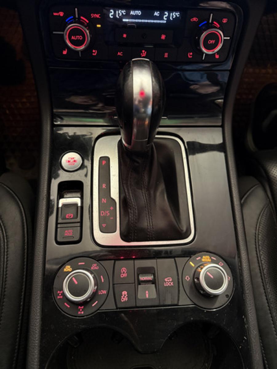 Pelēks Volkswagen Touareg 2012 Tallina, ar dzinēja tilpumu 3.00 L un nobraukumu 340 tūkst. km par 11490 €, foto 16 vietnē AUTOMOTO.COM.LV