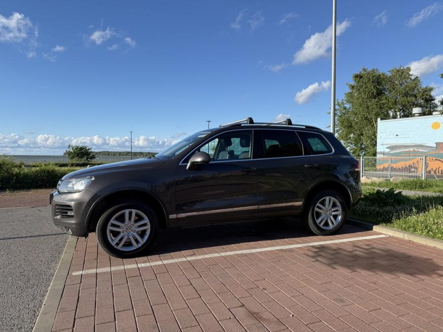 Pelēks Volkswagen Touareg 2012 Tallina, ar dzinēja tilpumu 3.00 L un nobraukumu 340 tūkst. km par 11490 €, foto 21 vietnē AUTOMOTO.COM.LV