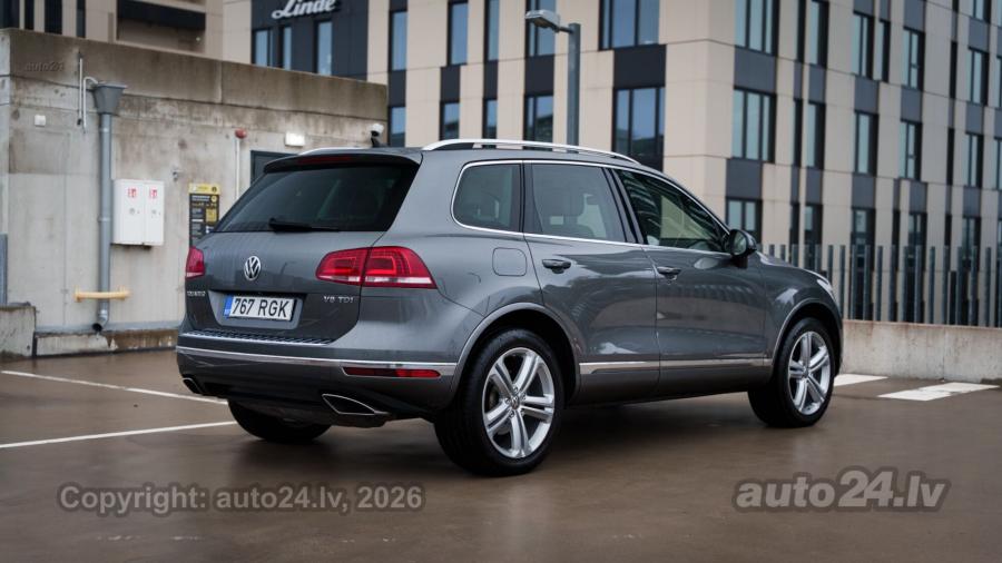 Pelēks Volkswagen Touareg 2015 Tallina, ar dzinēja tilpumu 4.10 L un nobraukumu 178 tūkst. km par 18800 €, foto 1 vietnē AUTOMOTO.COM.LV