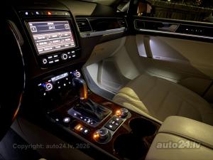 Pelēks Volkswagen Touareg 2015 Tallina, ar dzinēja tilpumu 4.10 L un nobraukumu 178 tūkst. km par 18800 €, foto 4 vietnē AUTOMOTO.COM.LV