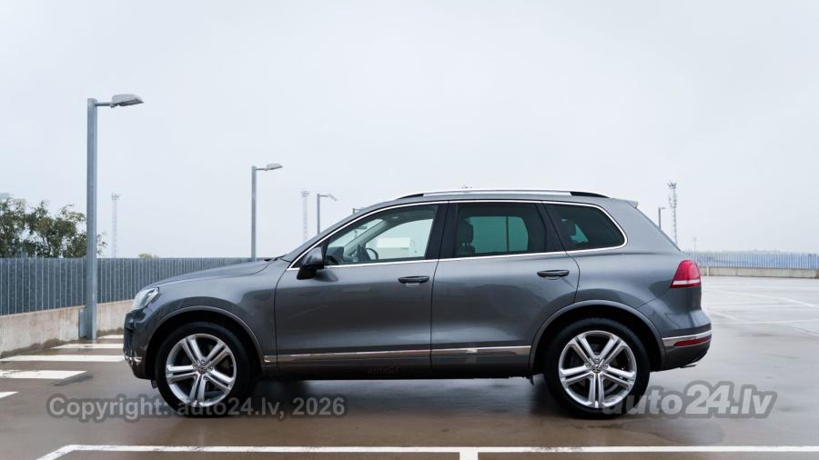 Pelēks Volkswagen Touareg 2015 Tallina, ar dzinēja tilpumu 4.10 L un nobraukumu 178 tūkst. km par 18800 €, foto 9 vietnē AUTOMOTO.COM.LV