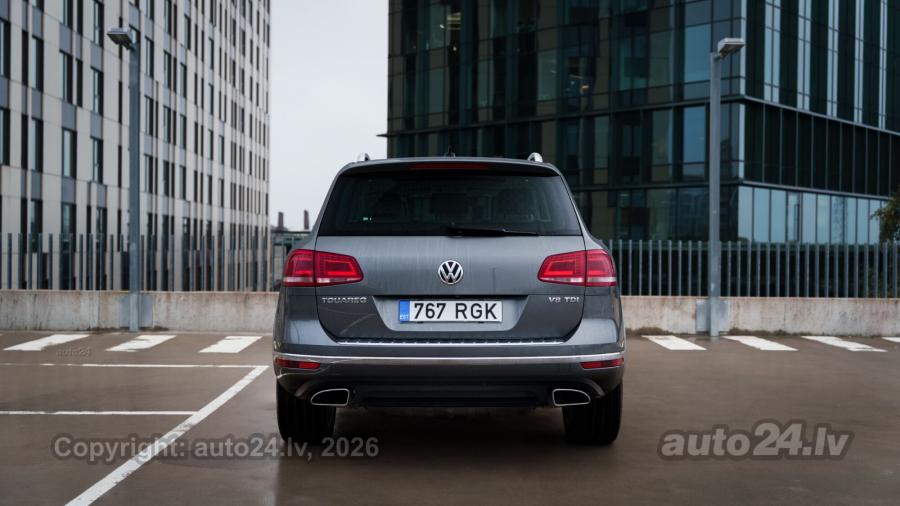 Pelēks Volkswagen Touareg 2015 Tallina, ar dzinēja tilpumu 4.10 L un nobraukumu 178 tūkst. km par 18800 €, foto 13 vietnē AUTOMOTO.COM.LV