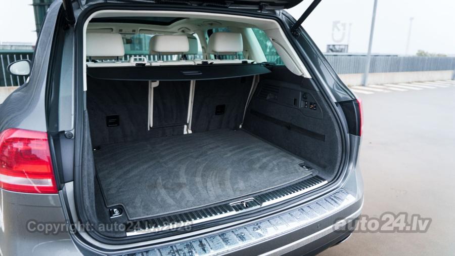 Pelēks Volkswagen Touareg 2015 Tallina, ar dzinēja tilpumu 4.10 L un nobraukumu 178 tūkst. km par 18800 €, foto 14 vietnē AUTOMOTO.COM.LV