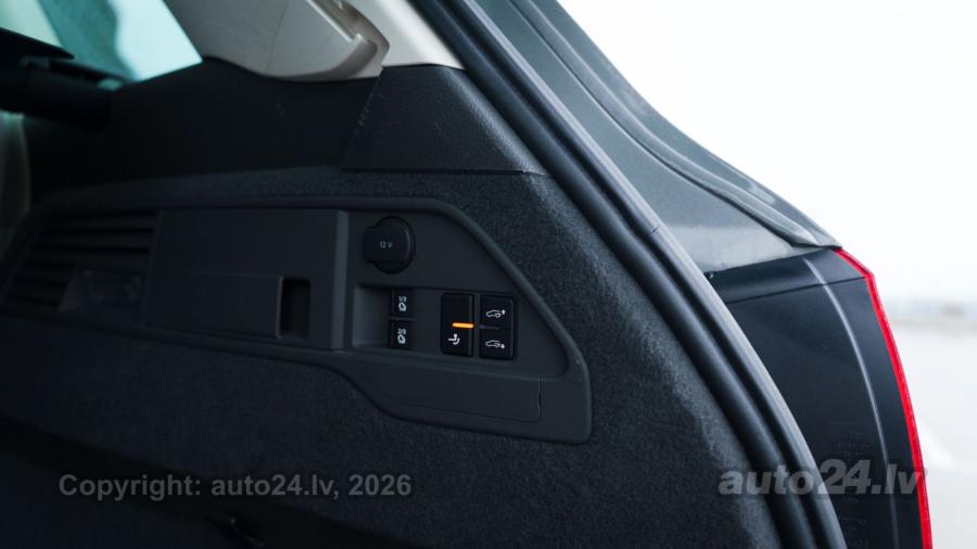 Pelēks Volkswagen Touareg 2015 Tallina, ar dzinēja tilpumu 4.10 L un nobraukumu 178 tūkst. km par 18800 €, foto 15 vietnē AUTOMOTO.COM.LV