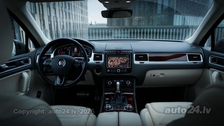 Pelēks Volkswagen Touareg 2015 Tallina, ar dzinēja tilpumu 4.10 L un nobraukumu 178 tūkst. km par 18800 €, foto 16 vietnē AUTOMOTO.COM.LV