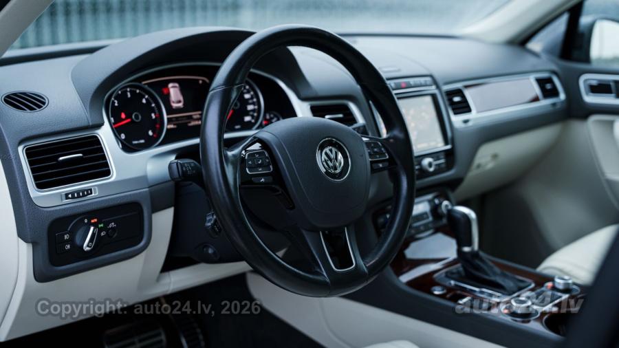 Pelēks Volkswagen Touareg 2015 Tallina, ar dzinēja tilpumu 4.10 L un nobraukumu 178 tūkst. km par 18800 €, foto 17 vietnē AUTOMOTO.COM.LV