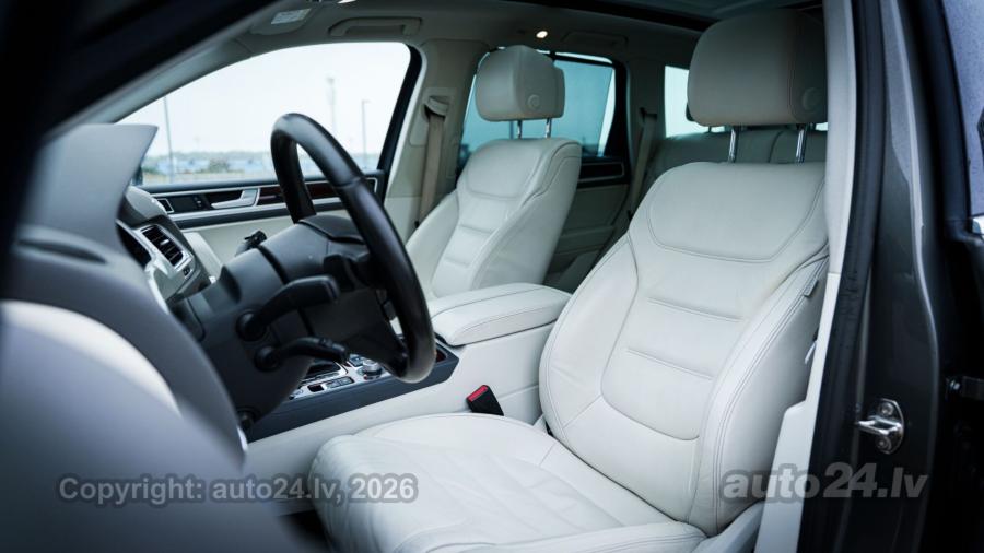Pelēks Volkswagen Touareg 2015 Tallina, ar dzinēja tilpumu 4.10 L un nobraukumu 178 tūkst. km par 18800 €, foto 18 vietnē AUTOMOTO.COM.LV