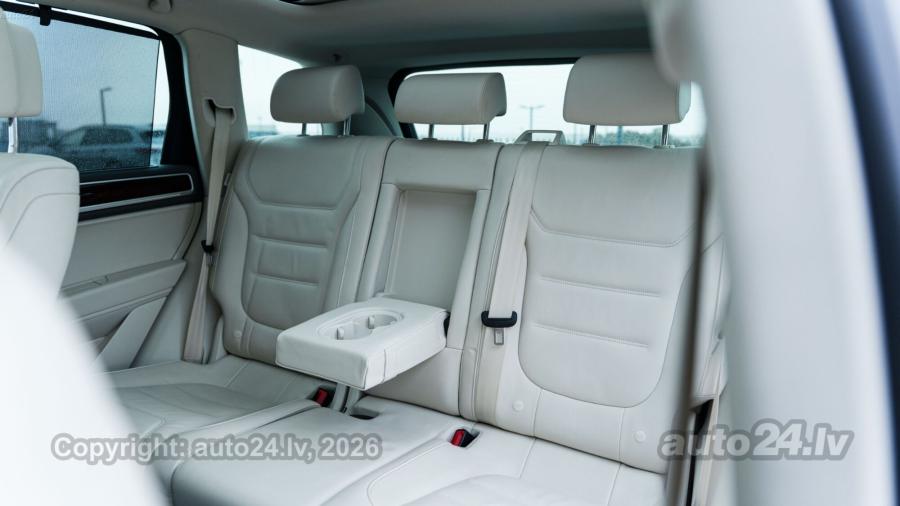 Pelēks Volkswagen Touareg 2015 Tallina, ar dzinēja tilpumu 4.10 L un nobraukumu 178 tūkst. km par 18800 €, foto 20 vietnē AUTOMOTO.COM.LV