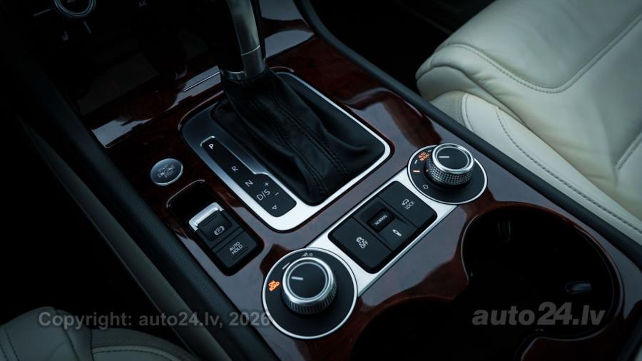 Pelēks Volkswagen Touareg 2015 Tallina, ar dzinēja tilpumu 4.10 L un nobraukumu 178 tūkst. km par 18800 €, foto 25 vietnē AUTOMOTO.COM.LV