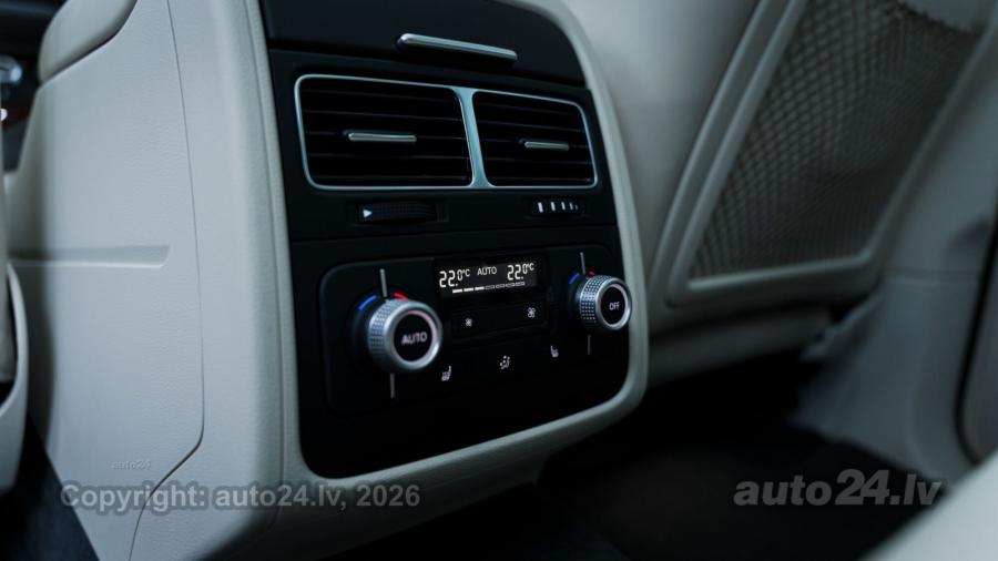 Pelēks Volkswagen Touareg 2015 Tallina, ar dzinēja tilpumu 4.10 L un nobraukumu 178 tūkst. km par 18800 €, foto 26 vietnē AUTOMOTO.COM.LV