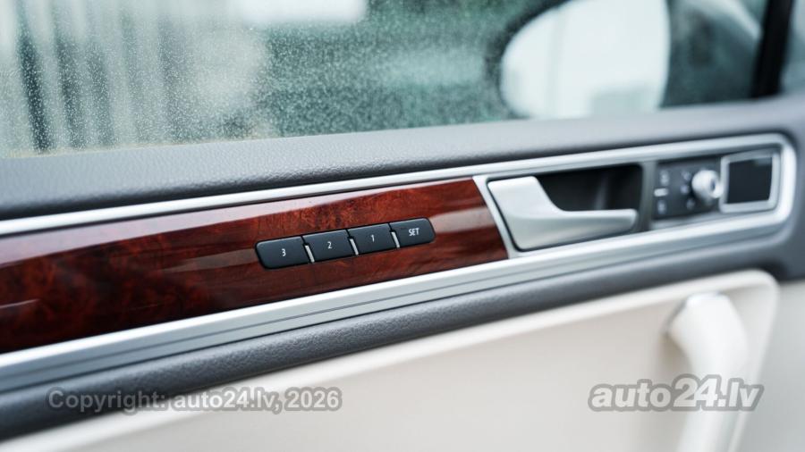 Pelēks Volkswagen Touareg 2015 Tallina, ar dzinēja tilpumu 4.10 L un nobraukumu 178 tūkst. km par 18800 €, foto 27 vietnē AUTOMOTO.COM.LV