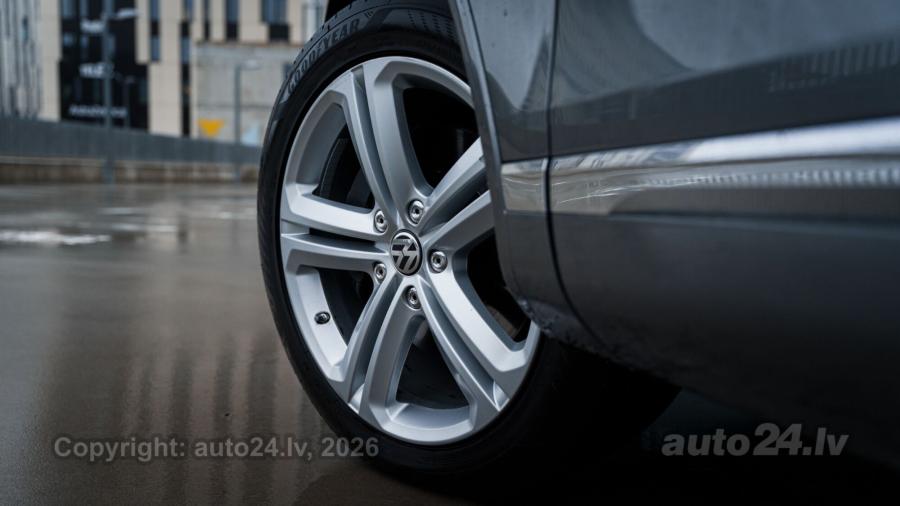 Pelēks Volkswagen Touareg 2015 Tallina, ar dzinēja tilpumu 4.10 L un nobraukumu 178 tūkst. km par 18800 €, foto 30 vietnē AUTOMOTO.COM.LV
