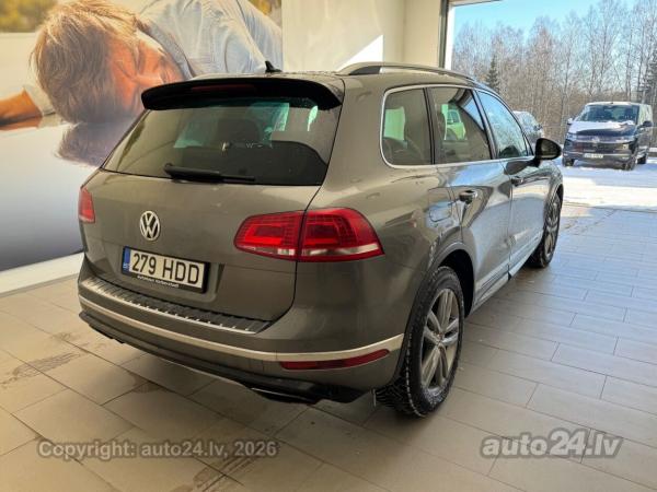 Grey Volkswagen Touareg 2016 in Viljandi, with an engine capacity of 3.00 L and mileage of 214 thousand km for 20500 €, photo 2 on AUTOMOTO.COM.LV