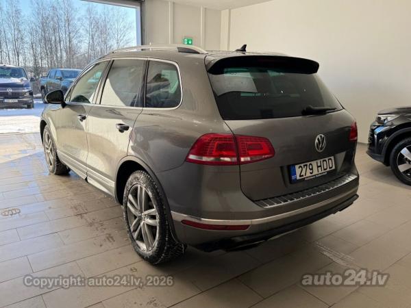Grey Volkswagen Touareg 2016 in Viljandi, with an engine capacity of 3.00 L and mileage of 214 thousand km for 20500 €, photo 3 on AUTOMOTO.COM.LV